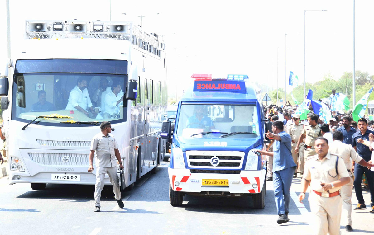 CM Jagan Bus Yatra Photos: ‘మేమంతా సిద్ధం’ రెండో రోజు బస్సు యాత్రలో సీఎం వైఎస్‌ జగన్‌ | CM YS ...